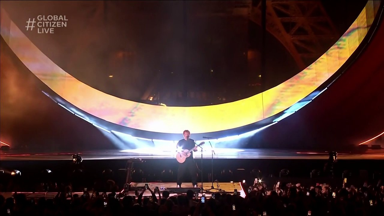 Ed Sheeran chante "Shivers" en live à Paris - Vidéo Dailymotion