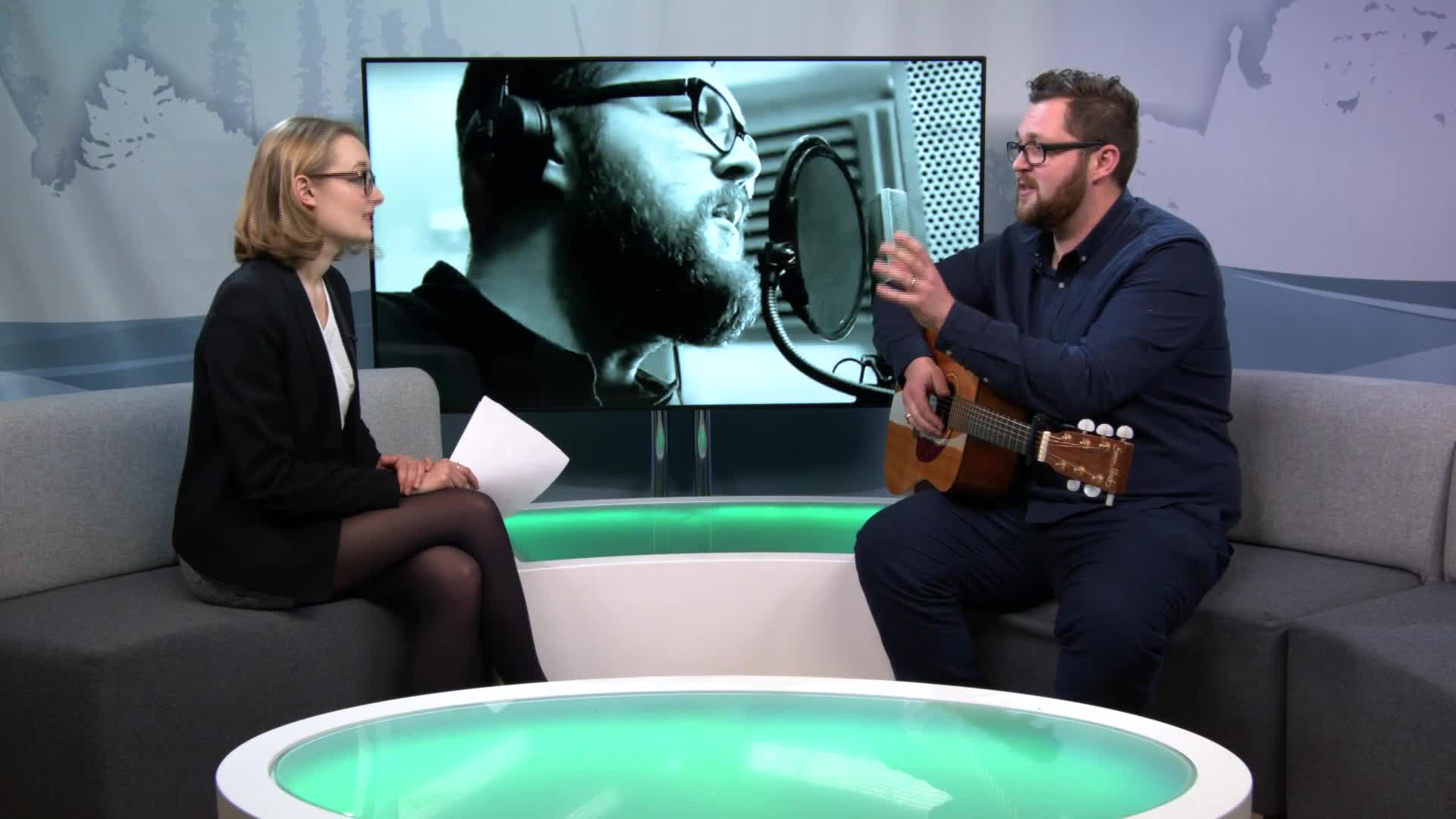 Steve Hewitt performs live in the studio