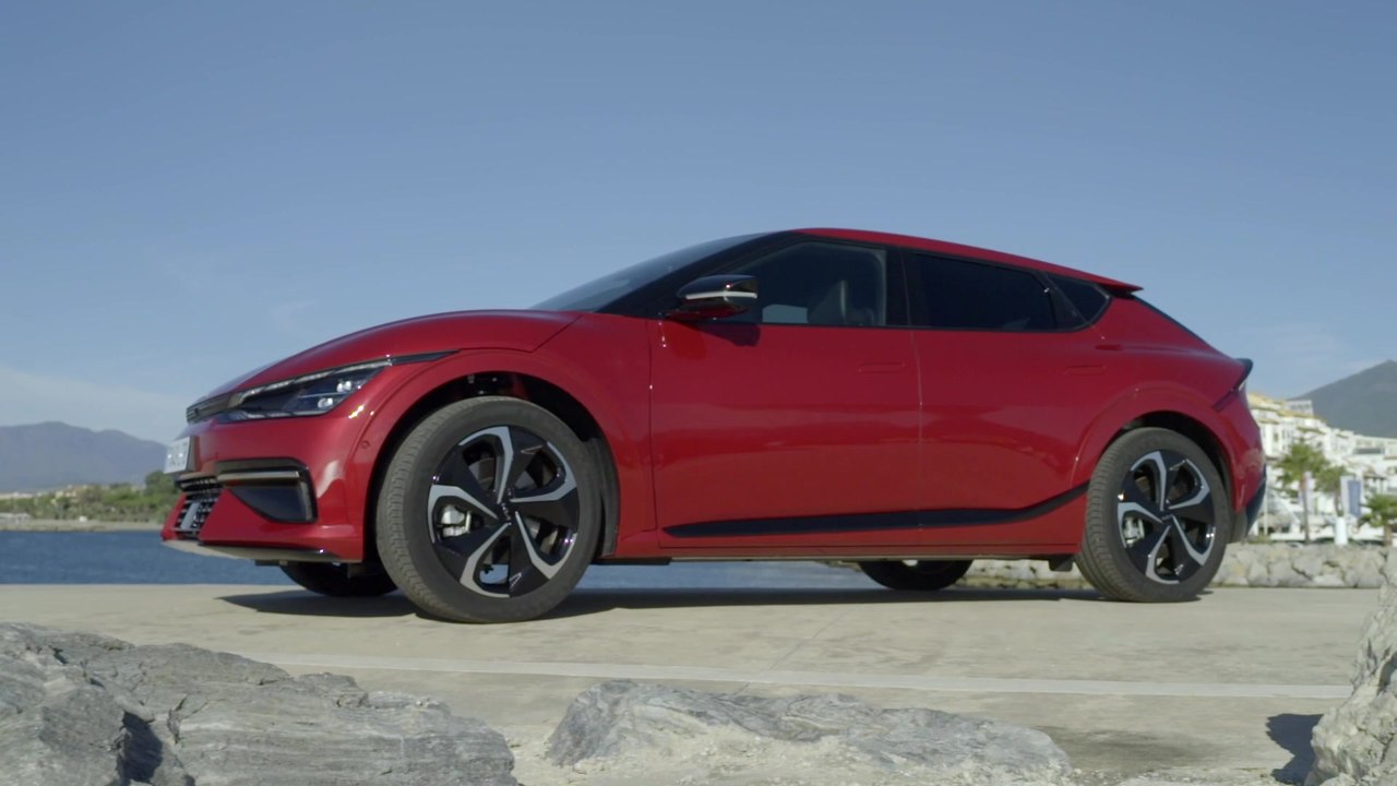 The new Kia EV6 Exterior Design in Runway Red - video Dailymotion