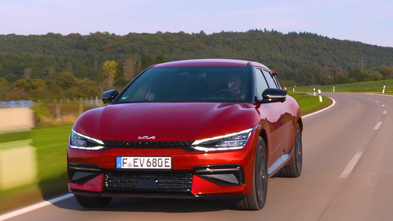 The new Kia EV6 in Runaway Red Driving Video - video Dailymotion