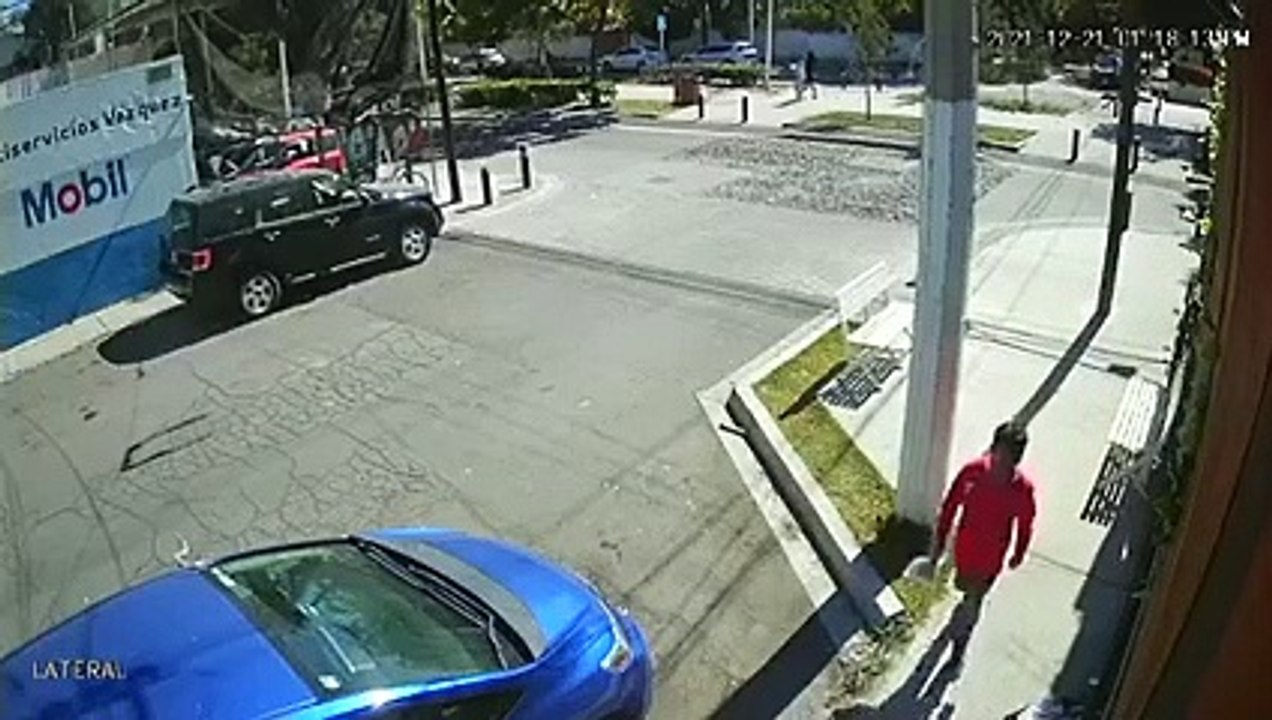 Sujeto roba bicicleta afuera de un local de lonches en la colonia ...