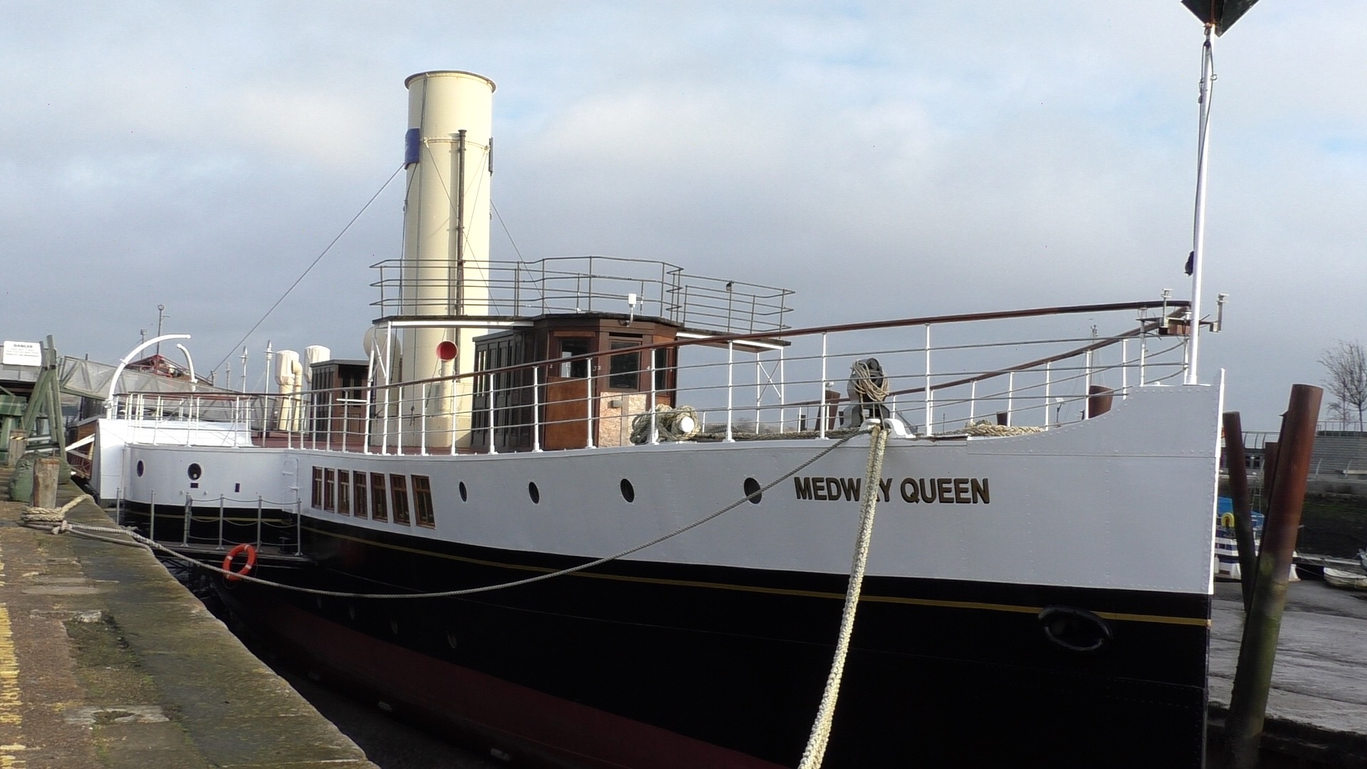 Medway Queen paddle steamer comes back from Ramsgate to Gillingham ...