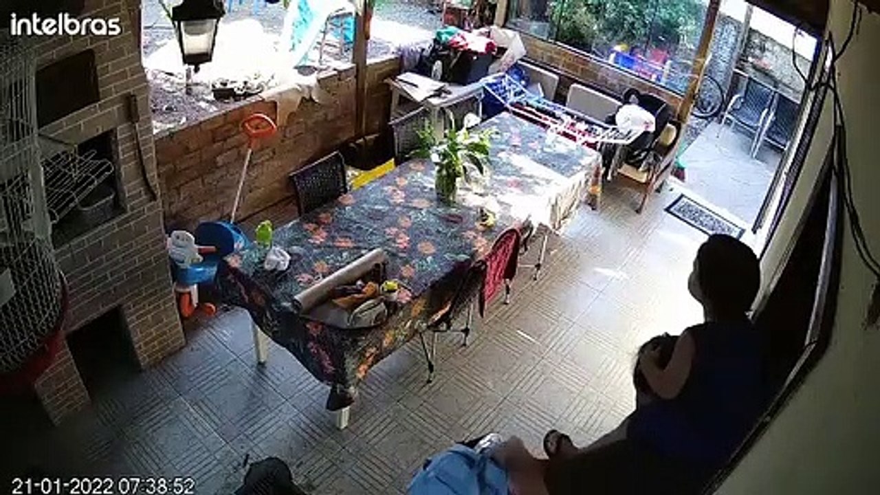 Father's Quick Reflexes Catch Falling Child - video Dailymotion