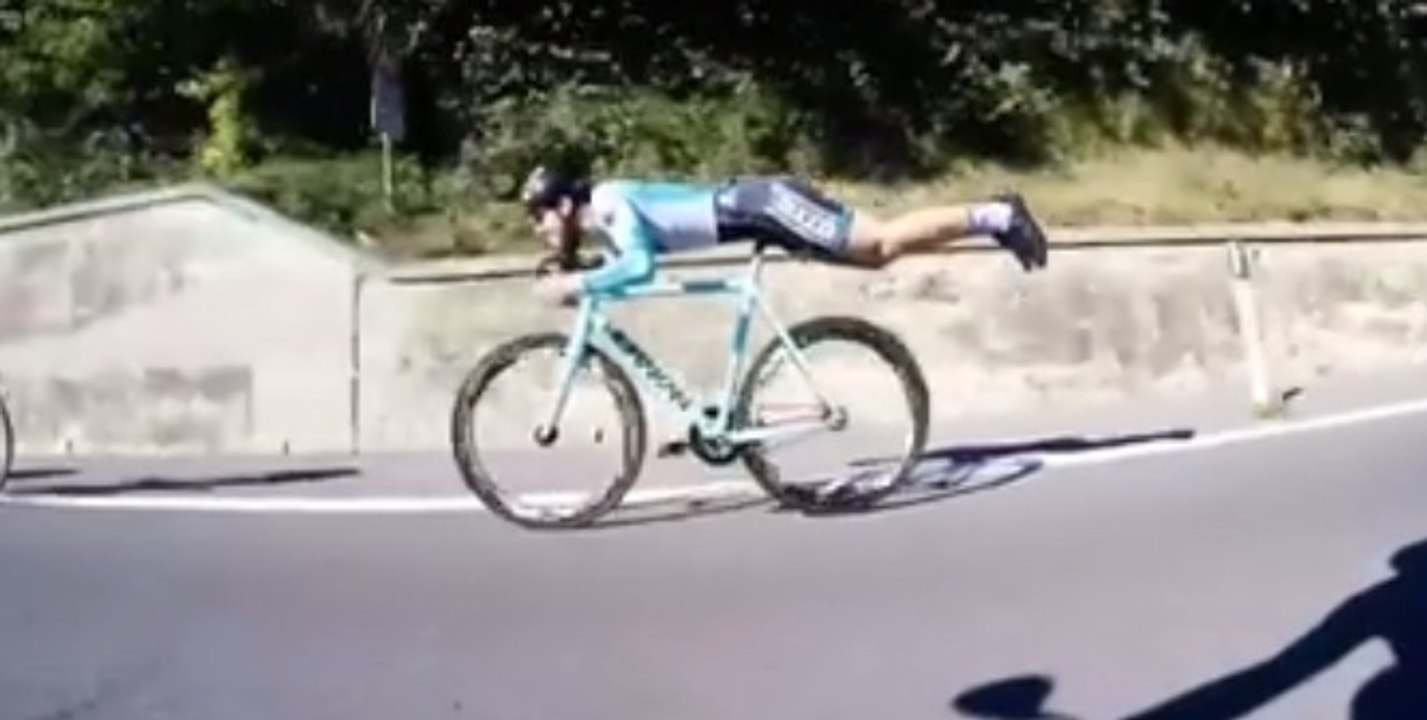 Un cycliste en pleine descente teste la position superman pour plus d ...