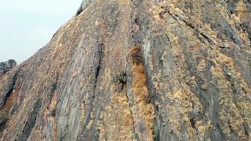 2 ஹெலிகாப்டர் வந்தும் பயனில்லை! கேரள மலையில் சிக்கியிருந்த இளைஞர் ...