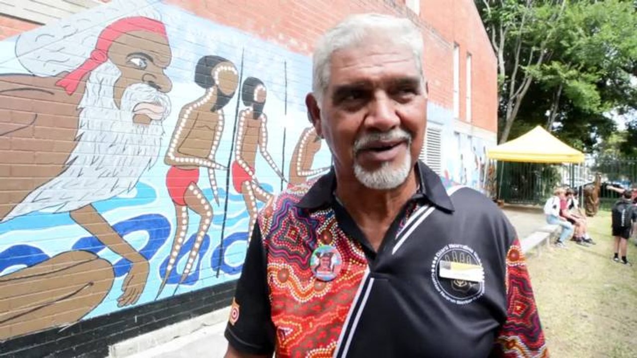 Uncle Russell Saunders explains Taree High School's new mural - video ...