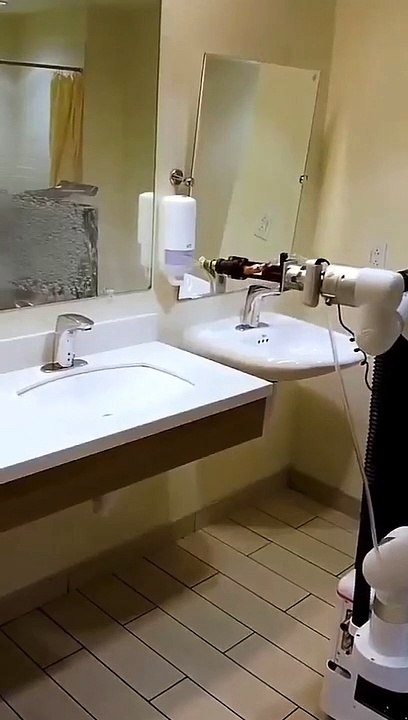 SOMATIC - bathroom cleaning robots - video Dailymotion