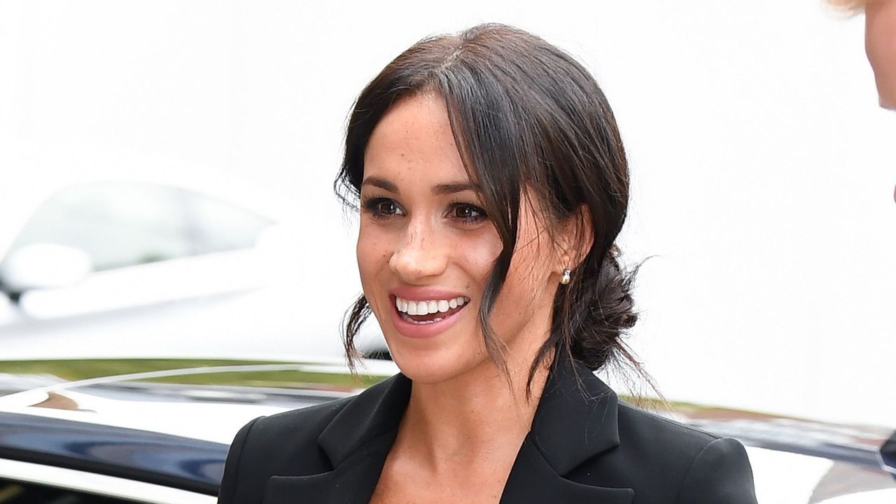 Meghan Markle troque la robe pour le smoking et elle est canon - Vidéo ...