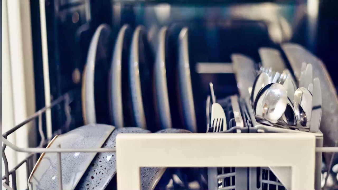 Lave-vaisselle : la chose que l'on oublie tous de faire avant de lancer ...