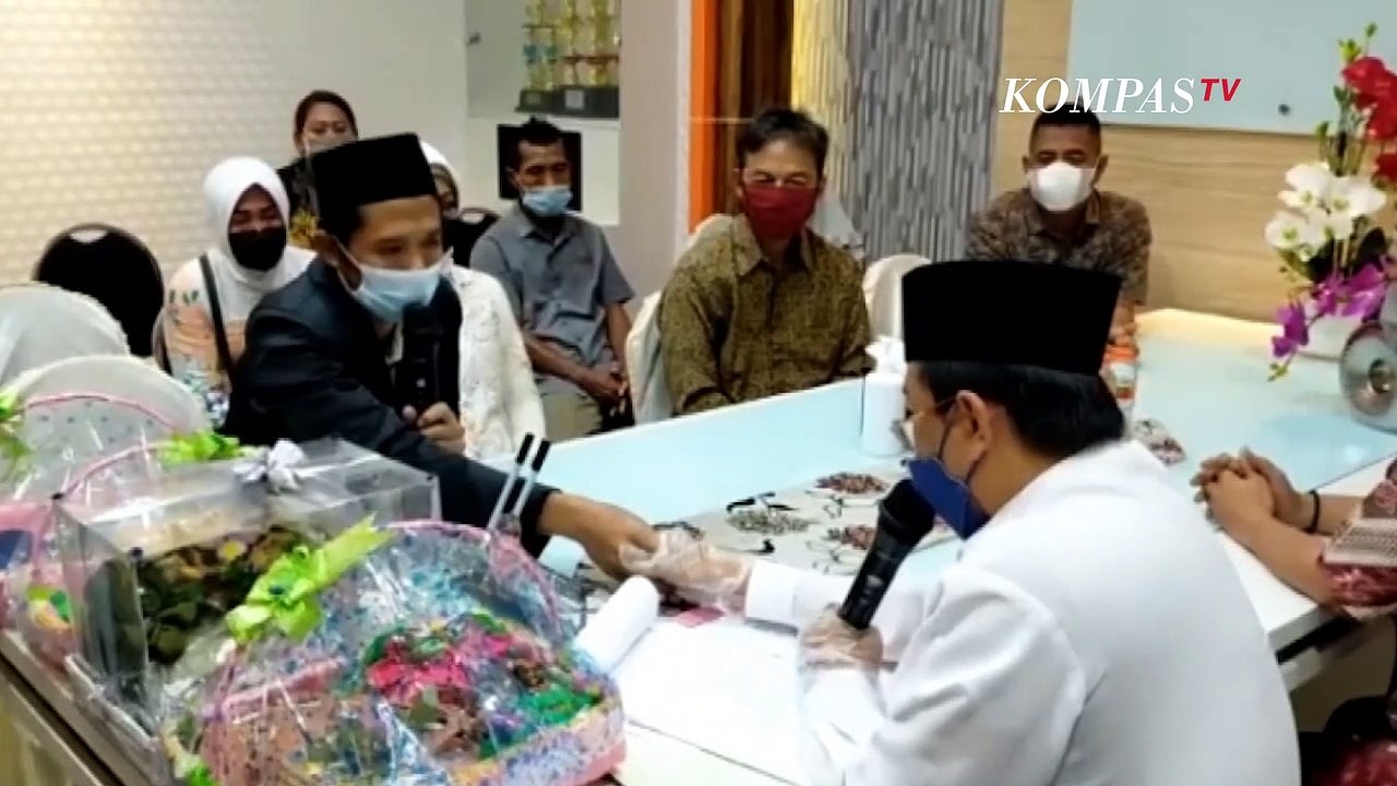 Pasangan ini Menikah di Kantor Polisi Karena Mempelai Pria adalah Tahanan - Video Dailymotion