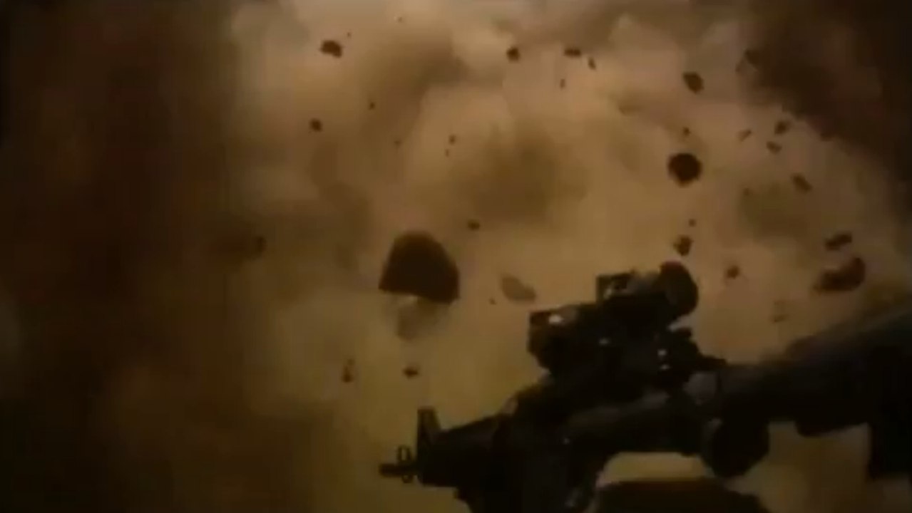 La vidéo impressionnante d'une mine qui explose sous un soldat ...