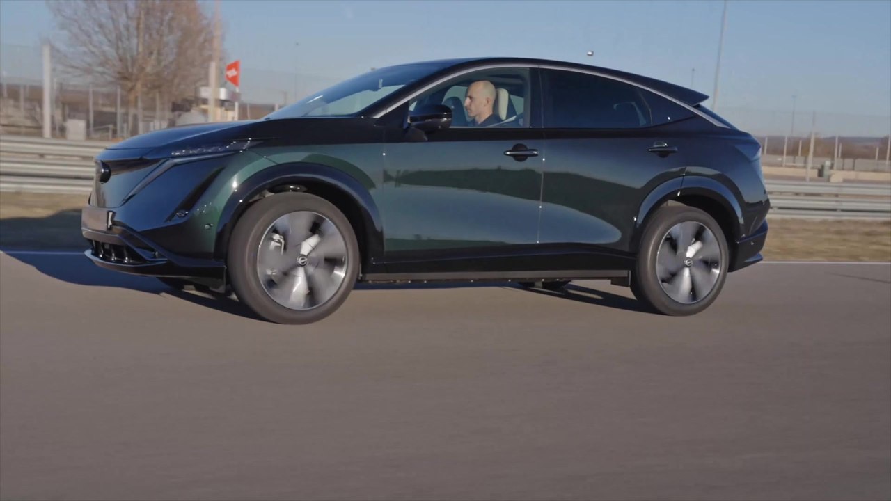 Nissan Ariya in Aurora Green Slalom driving - video Dailymotion