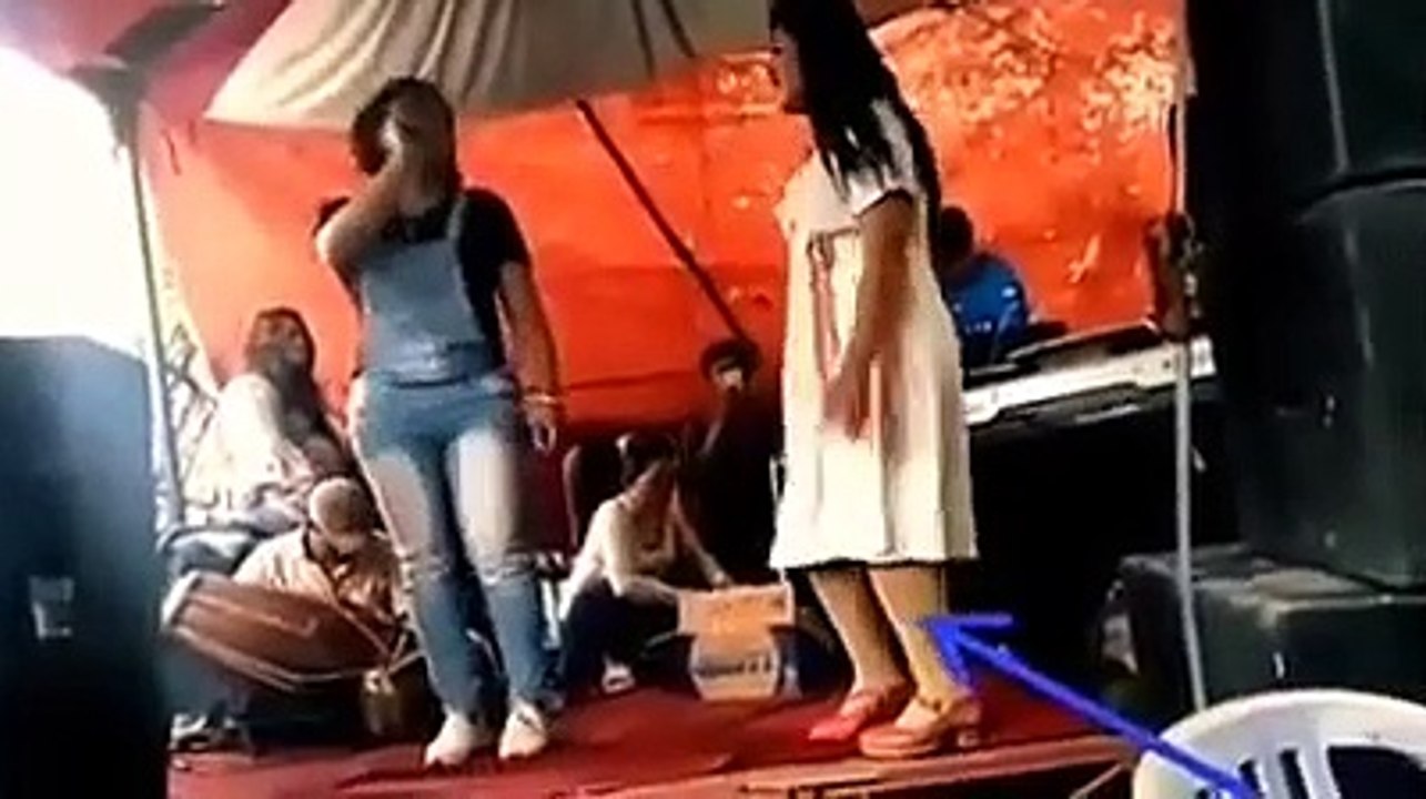 Celana dalam biduan ini melorot saat bernyanyi - Video Dailymotion