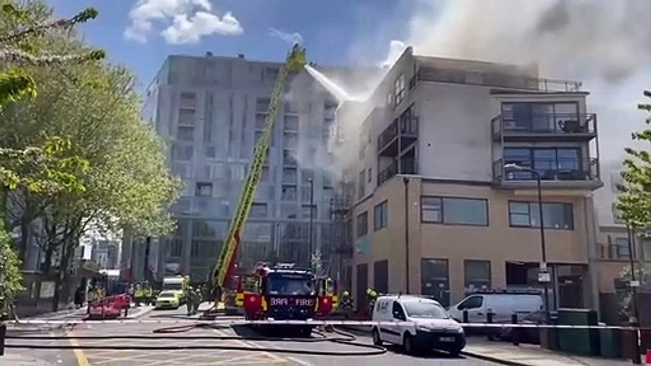 Deptford fire: 100 firefighters battling ‘intense’ blaze on roof of ...