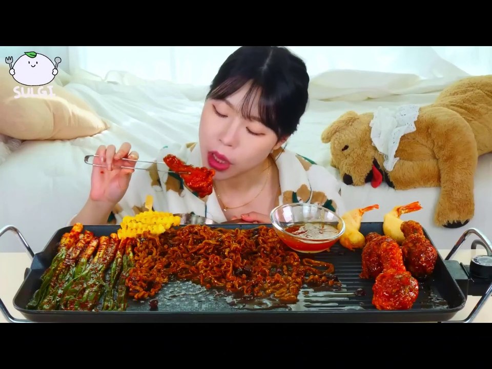 ASMR MUKBANG Ballon fried shrimp, Black bean noodles, Green onion Kimchi, Seasoned Chicken ...