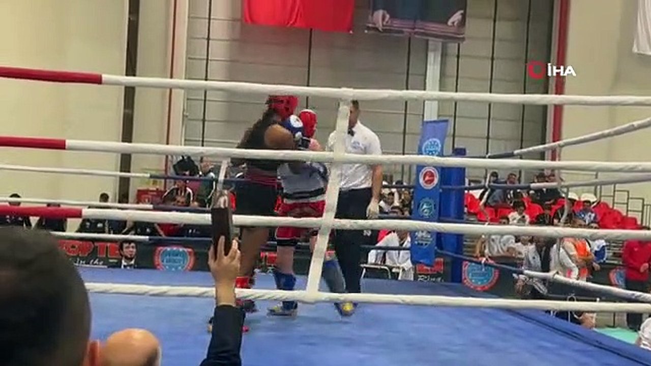 Kız çocuğu kick boks yapamaz diyenlere aldırmadı, Dünya şampiyonu oldu ...