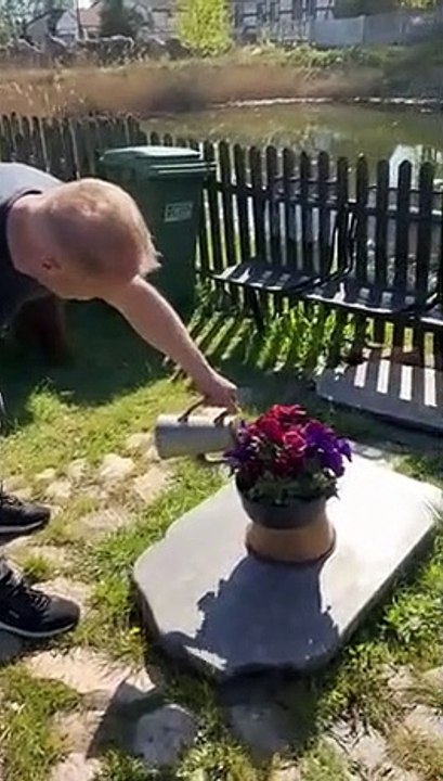 Il cache un secret à sa femme dans son jardin pour ses soirées entre ...