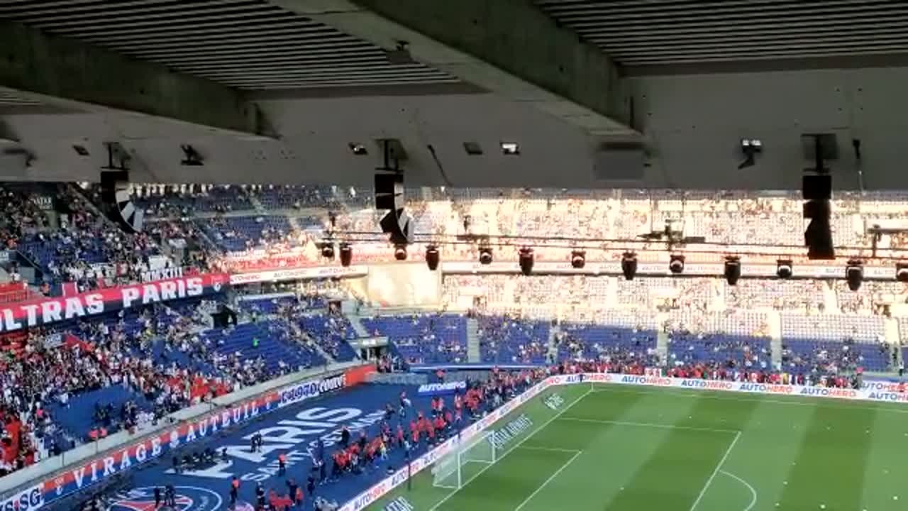 Pitos de la afición del PSG a Messi en el Parque de los Príncipes - Vídeo Dailymotion