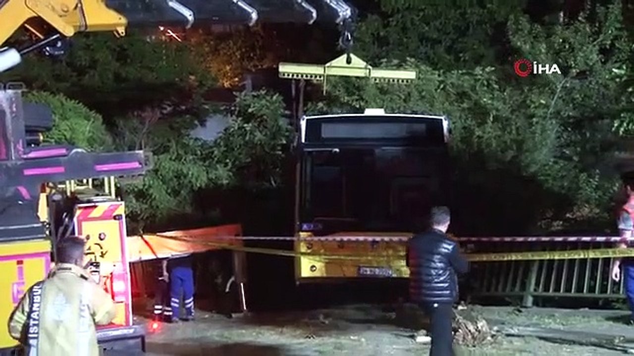 Le bus, dont les freins ont été desserrés, est tombé dans le jardin d'une maison à Beykoz ...