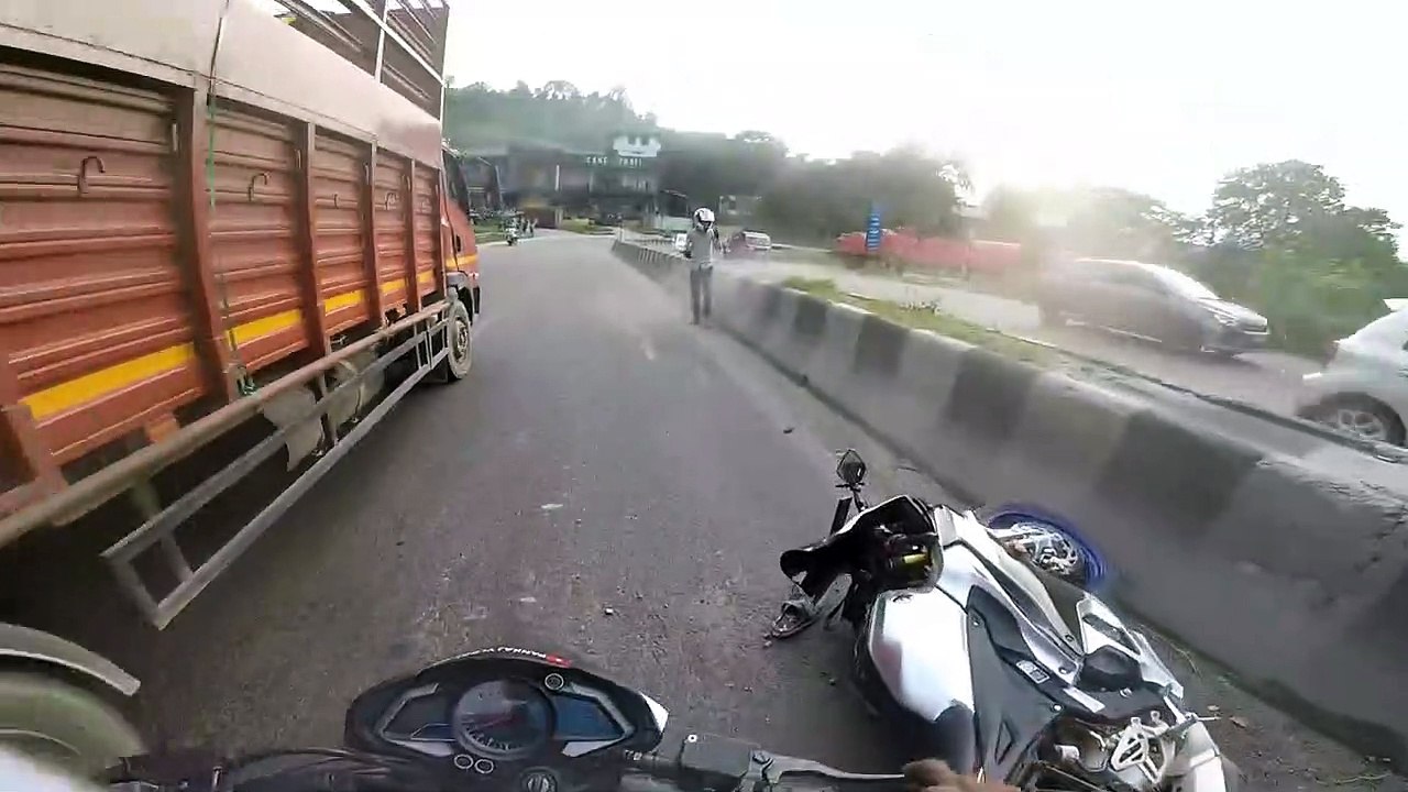 Yamaha R15 M Jatuh Tertangkap Di GoPro - video Dailymotion