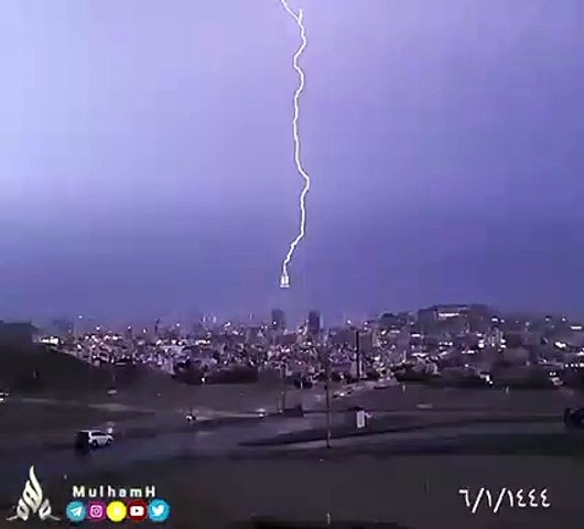 மெக்காவில் இருந்த "டவரை" தாக்கிய சக்தி வாய்ந்த மின்னல்.. அதன்பின் ...