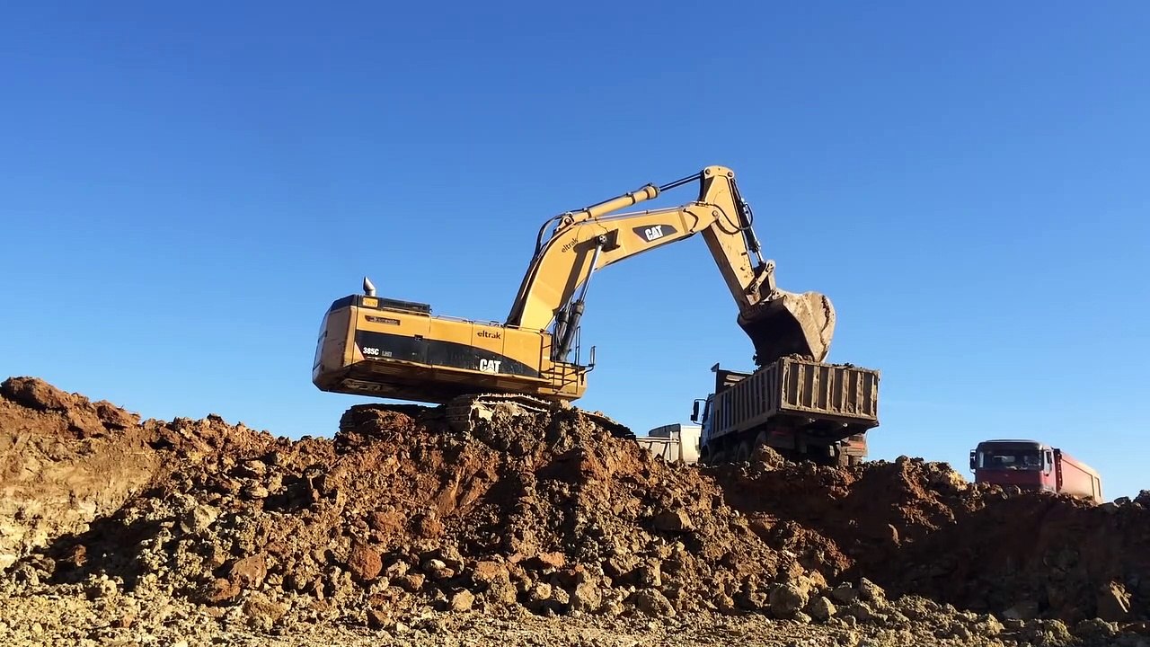 Caterpillar 385C LME Excavator Loading Trucks_1080p - video Dailymotion