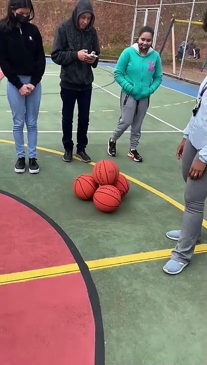 Mesmerizing Stack of Basketballs Roll Together - video Dailymotion
