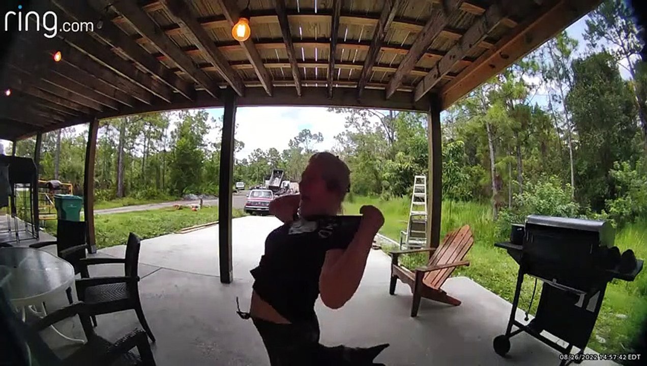 A Frog Jump Scares A Woman - video Dailymotion