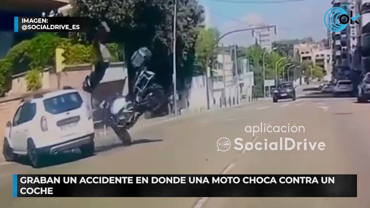 Graban un accidente en donde una moto choca contra un coche - Vídeo ...