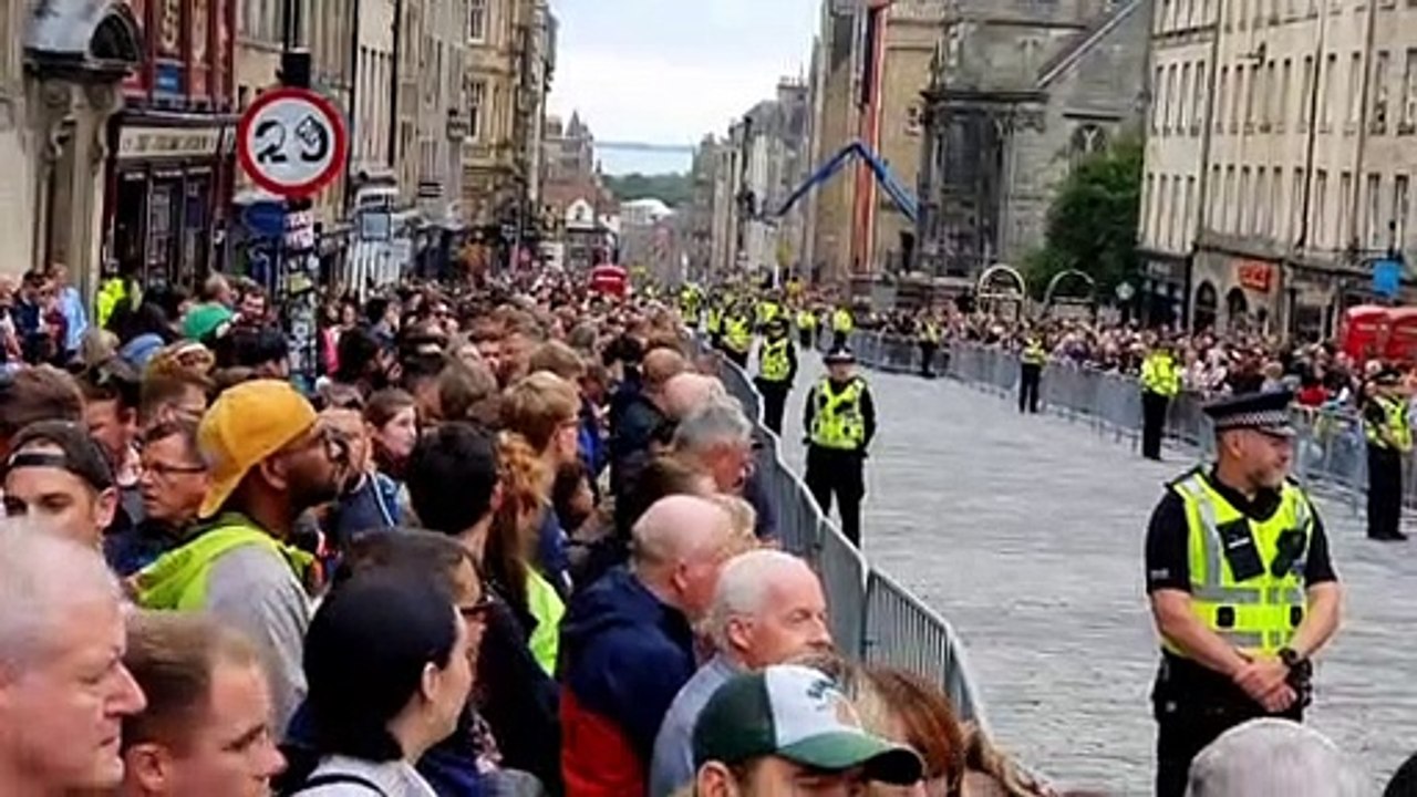 The final goodbye: Scotland bids farewell to Queen Elizabeth II - video ...