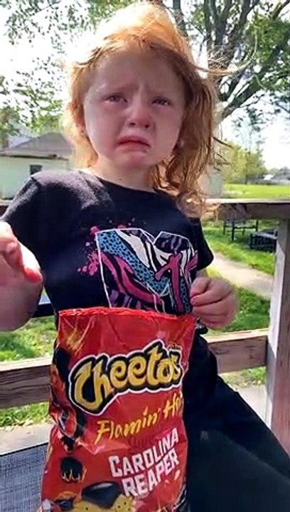 Grimacing Girl Says She Likes Spicy Cheetos - video Dailymotion