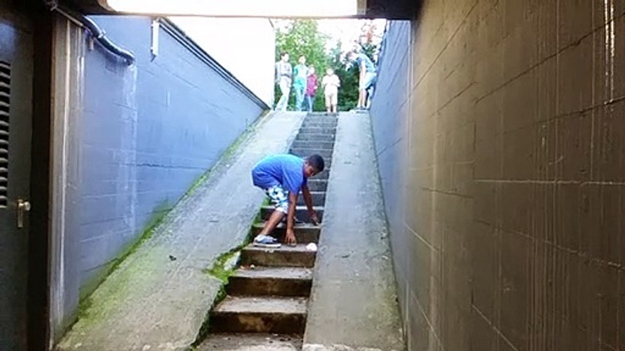 Slow motion throwing brick - video Dailymotion