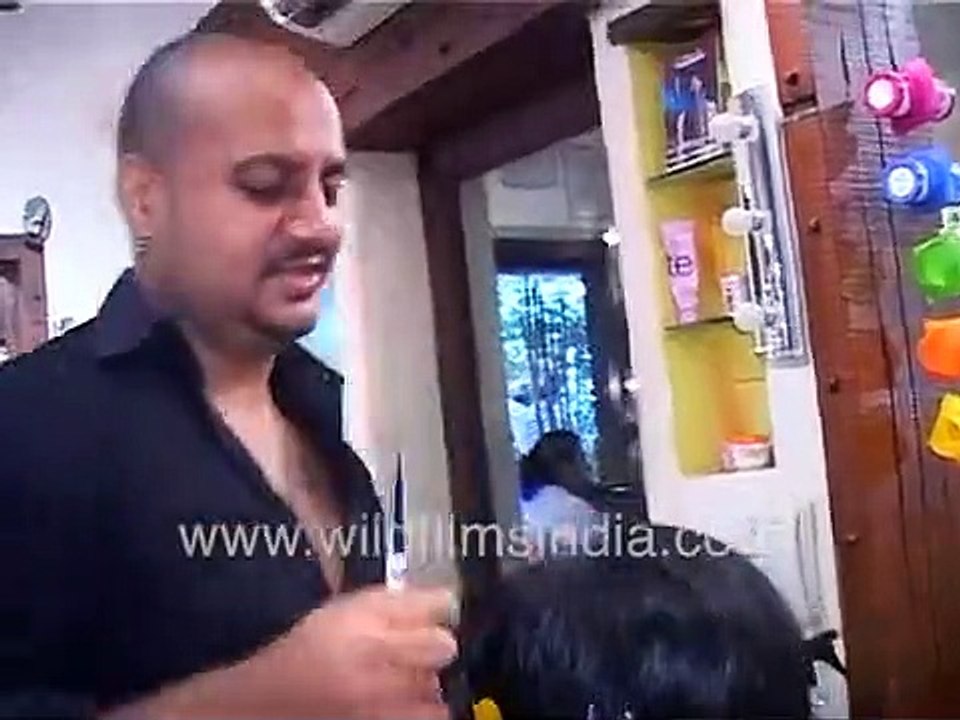 Ali Hakim cutting his woman celebrity client's hair at salon in India ...
