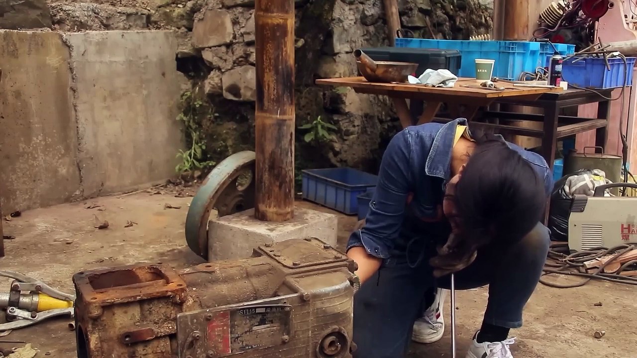 Genius Girl Repairs An Irreparable Diesel Engine For The Contractor ...