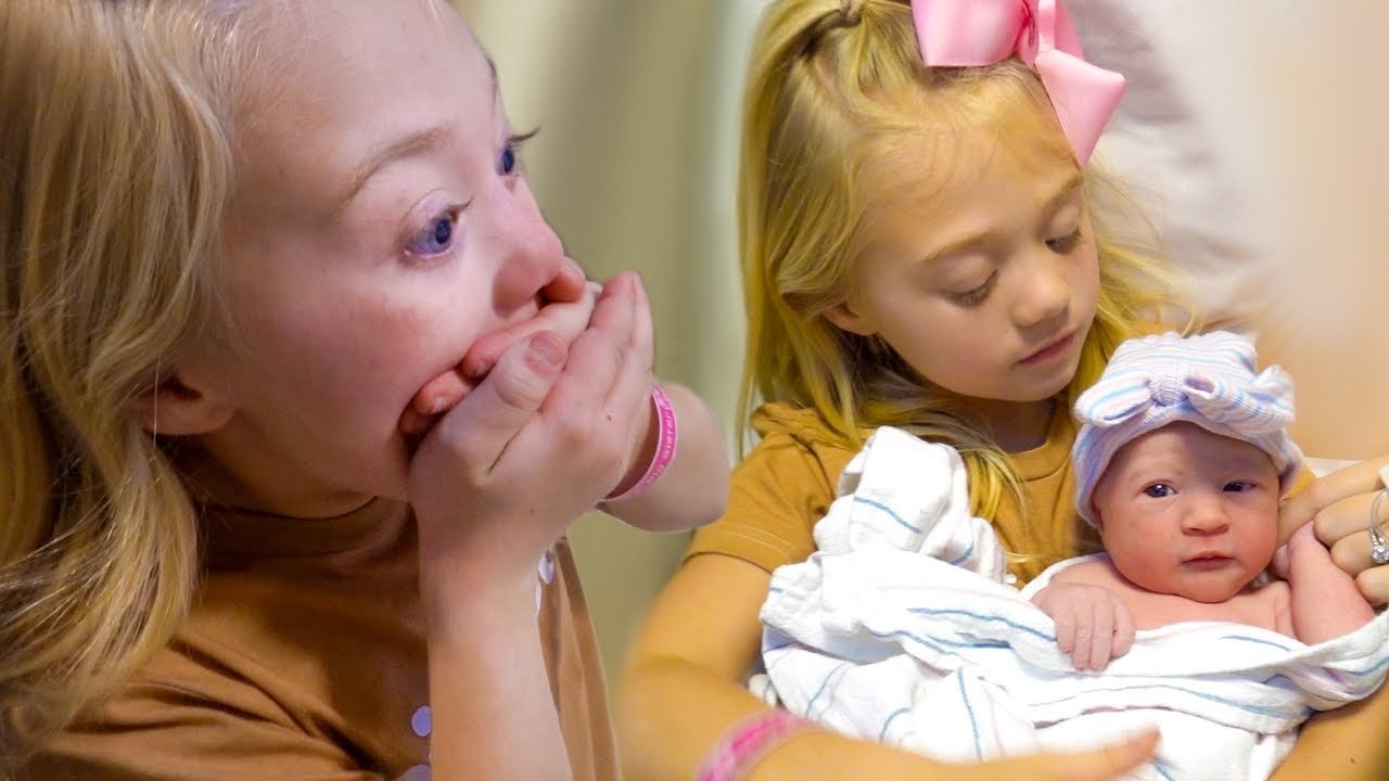 Everleigh meets her New Baby Sister for the Very First Time!!! - video ...