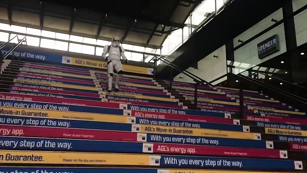 Stormtrooper Falls Down Stairs On The Way To Star Wars - video Dailymotion