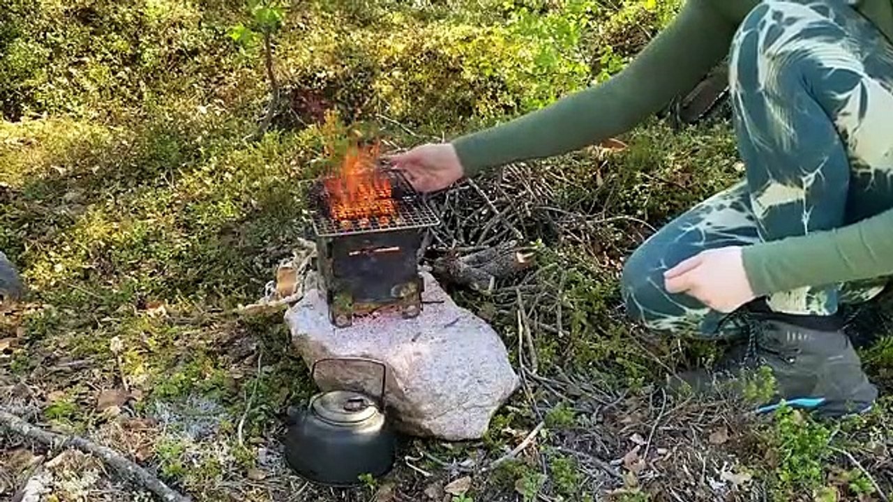 Bushcraft trip - Natural shelter - Spatula carving - Outdoor cooking ...