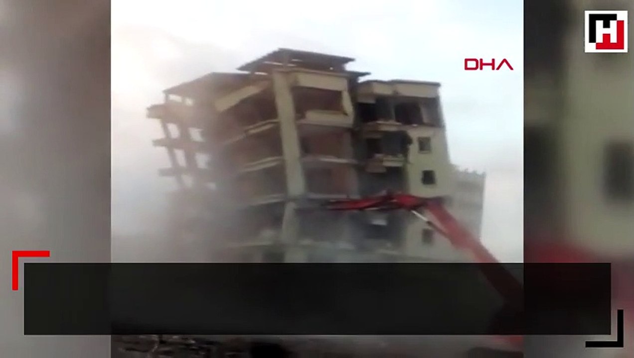 Yıkımı yapılan bina, işçilerin mesai bitimi sonrası çöktü - Dailymotion ...