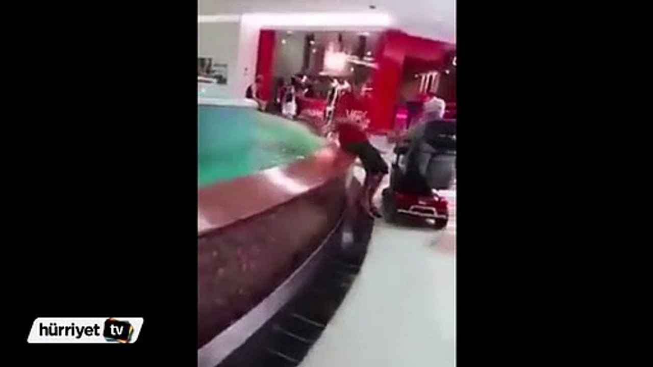 Adam eline vurunca telefonu suya düşürdü - Dailymotion Video