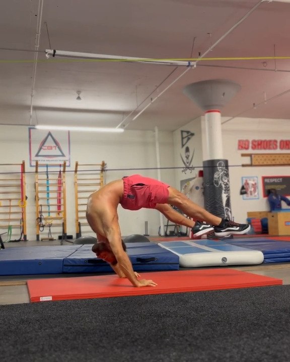 Man Bends Backward and Performs Handstand - video Dailymotion