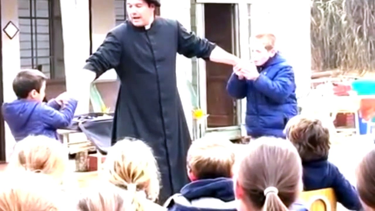 Padre Javier Olivera Ravasi jugando con los niños - Vídeo Dailymotion