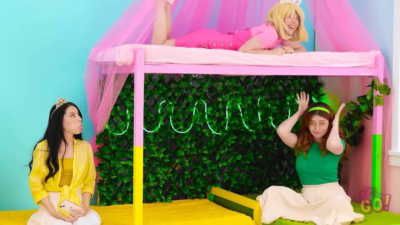 WE BUILD A BUNK BED FOR TRIPLES | One Color Challenge 24 Hours! DIY ...