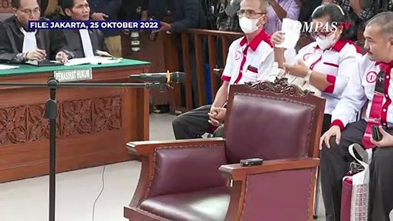 Saat Bharada Eliezer Bersimpuh dan Cium Tangan Orang Tua Brigadir J ...
