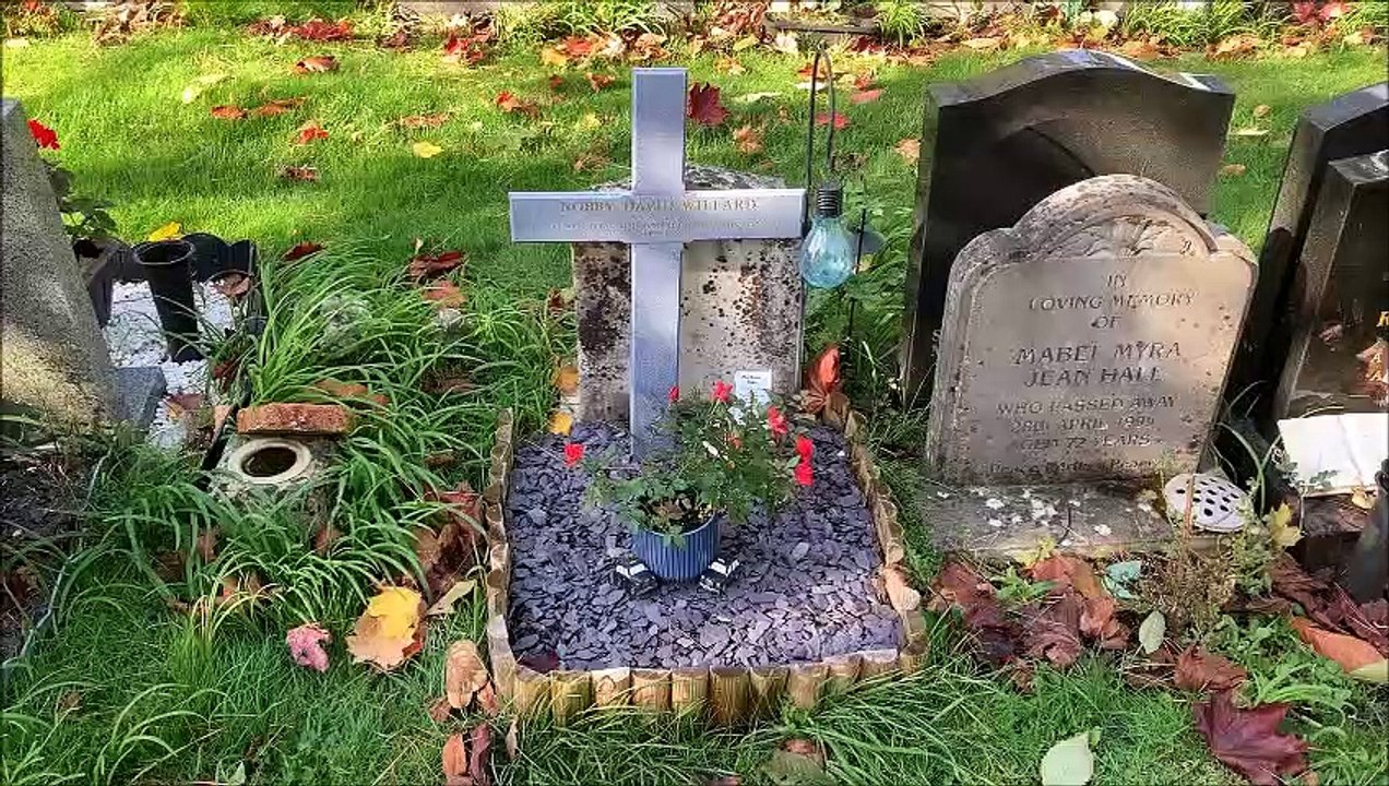Nobby David Willard's grave in Bexhill Cemetery October 26 2022 - video ...