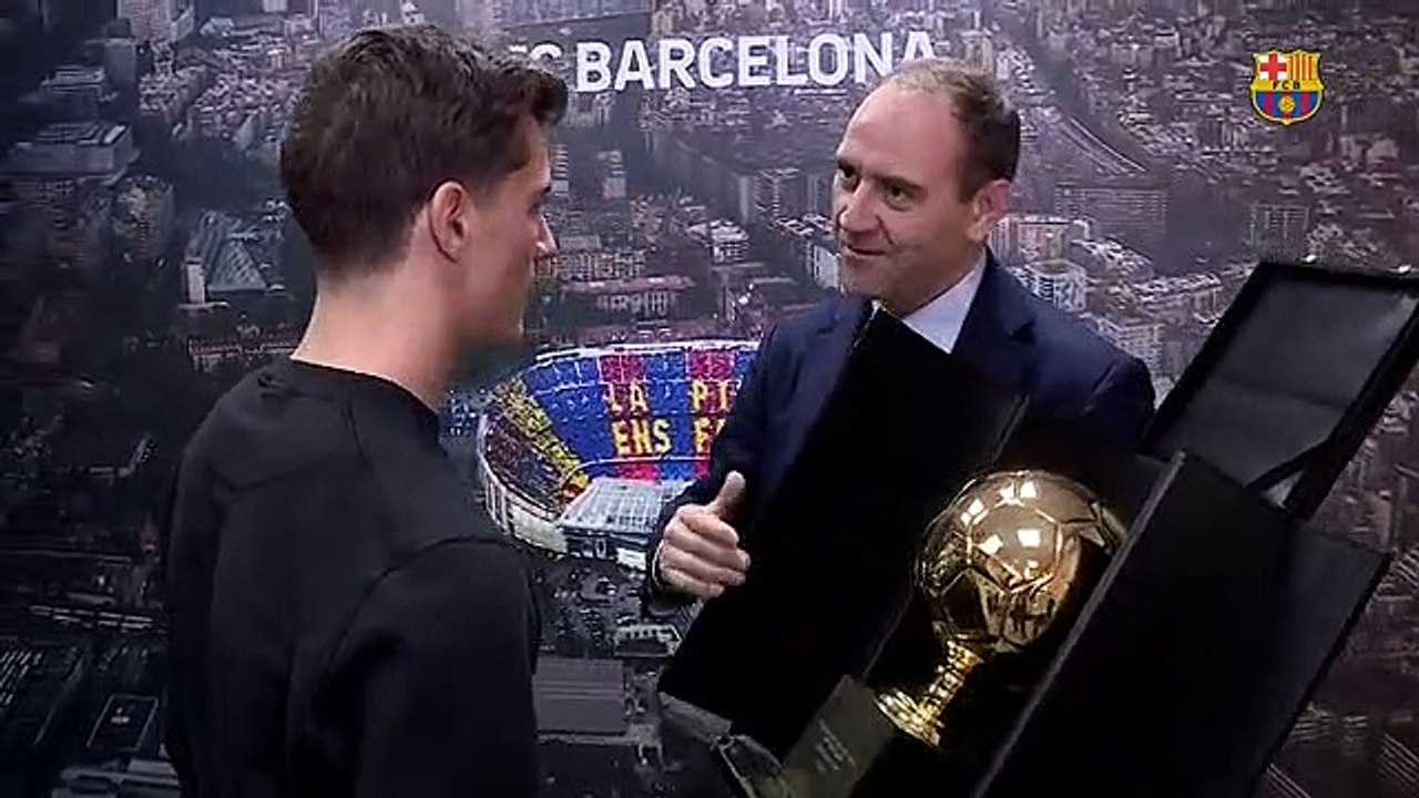 Gavi recibe el premio Golden Boy 2022 / FCB - Vídeo Dailymotion