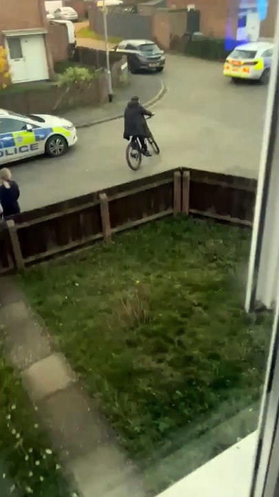 Multiple police cars spotted in Colne Court, Grantham - video Dailymotion