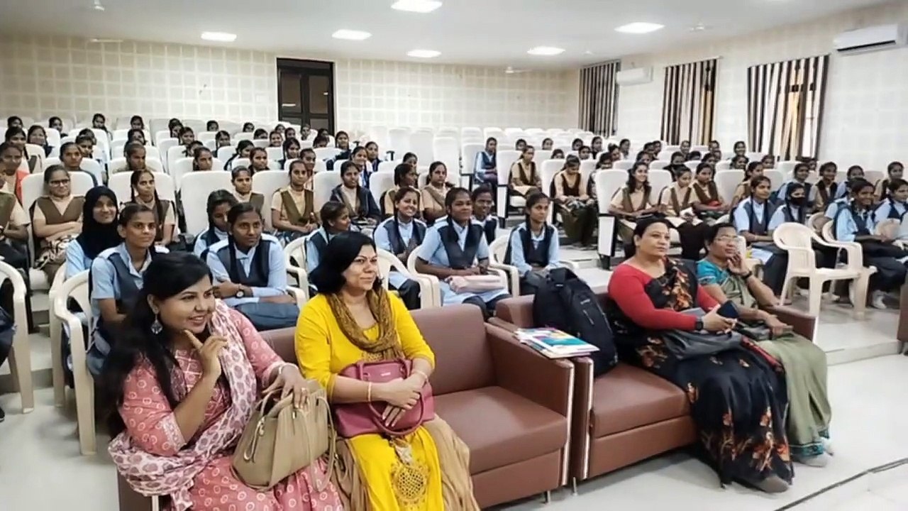 Video: वाह यह कॉलेज तो लगता है महल जैसा.... - video Dailymotion