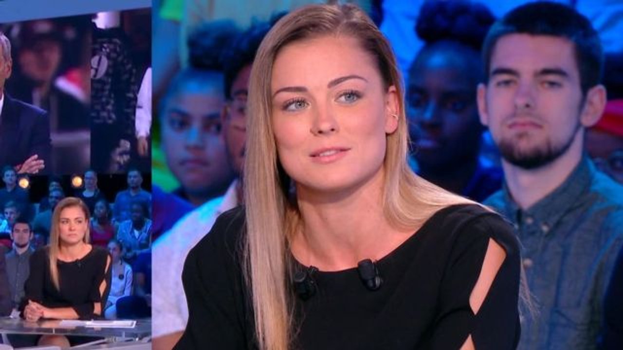 Mini-short et maillot des Bleus, Laure Boulleau encourage l'équipe de ...