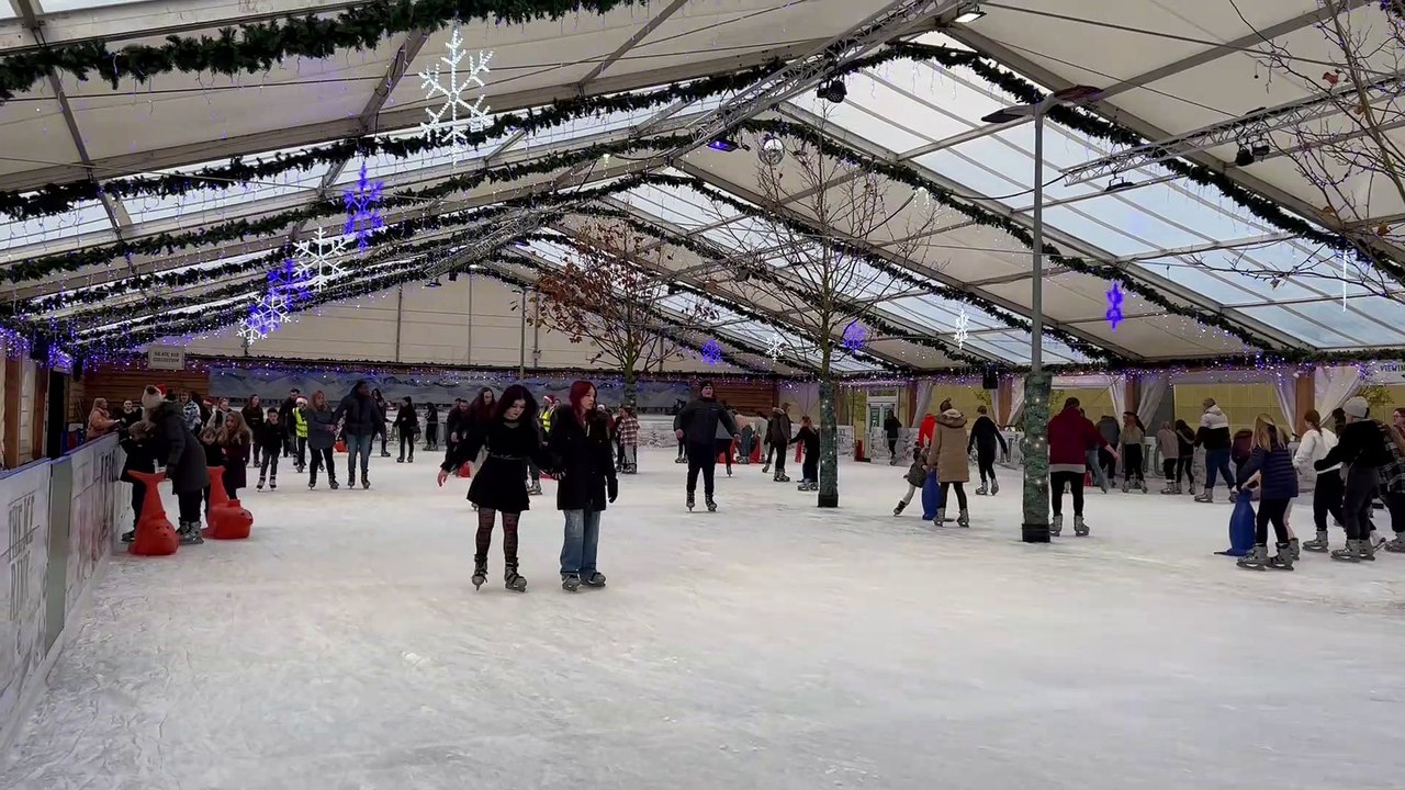 New ice skating rink at the White Rose Shopping Centre - video Dailymotion