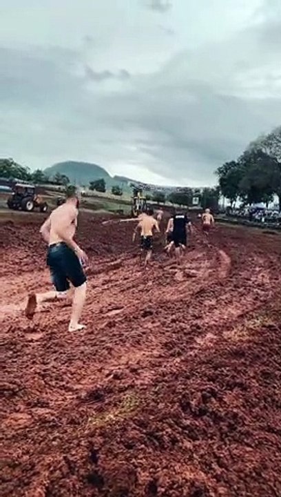 Slipping and Sliding During a Mud Run - video Dailymotion